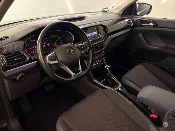 Volkswagen T-Cross 2020 in Marijampole on AUTOMOTO.COM.LV Black Volkswagen T-Cross 2020 in Marijampole, with an engine capacity of 1.60 L and mileage of 80 thousand km for 15999 €, photo 3 on AUTOMOTO.COM.LV