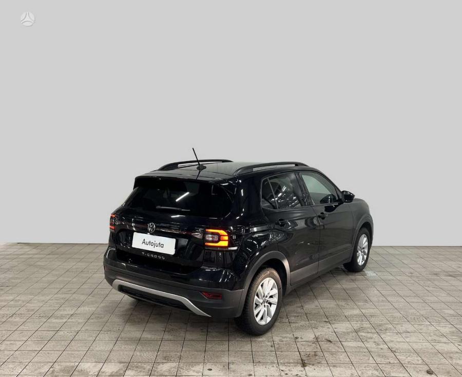 Black Volkswagen T-Cross 2021 in Kaunas, with an engine capacity of 1.00 L and mileage of 69 thousand km for 15800 €, photo 4 on AUTOMOTO.COM.LV