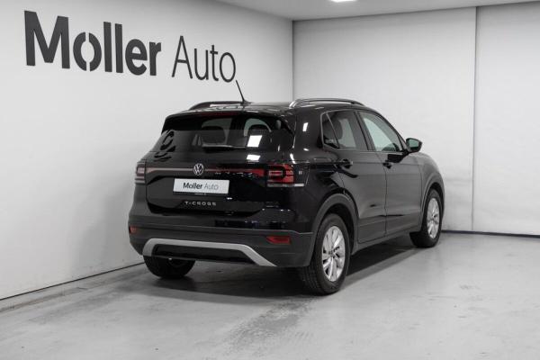 Black Volkswagen T-Cross 2021 in Vilnius, with an engine capacity of 1.00 L and mileage of 44 thousand km for 14950 €, photo 4 on AUTOMOTO.COM.LV