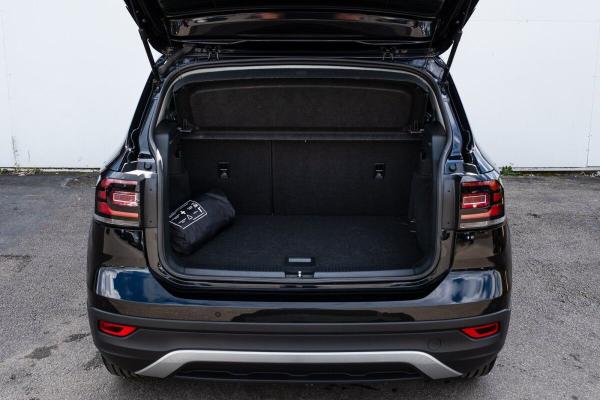 Melns Volkswagen T-Cross 2022 Rīga, ar dzinēja tilpumu 1.00 L un nobraukumu 48 tūkst. km par 17900 €, foto 8 vietnē AUTOMOTO.COM.LV