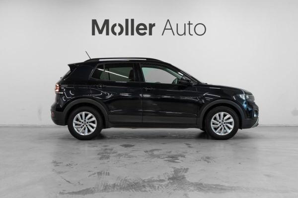 Volkswagen T-Cross 2022 in Vilnius on AUTOMOTO.COM.LV Black Volkswagen T-Cross 2022 in Vilnius, with an engine capacity of 1.00 L and mileage of 88 thousand km for 16900 €, photo 5 on AUTOMOTO.COM.LV