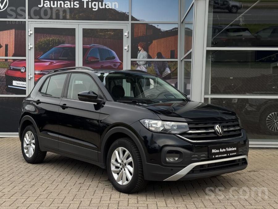 Черный Фольксваген T-Cross 2023 в Валмиера, объемом двигателя 1.00 л и пробегом 74 тыс. км за 16900 €, фото 1 на AUTOMOTO.COM.LV