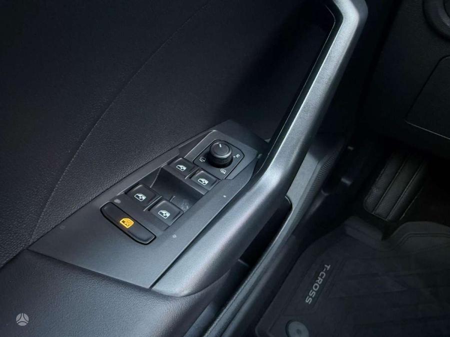 Melns Volkswagen T-Cross 2023 Viļņa, ar dzinēja tilpumu 1.00 L un nobraukumu 73 tūkst. km par 17950 €, foto 16 vietnē AUTOMOTO.COM.LV