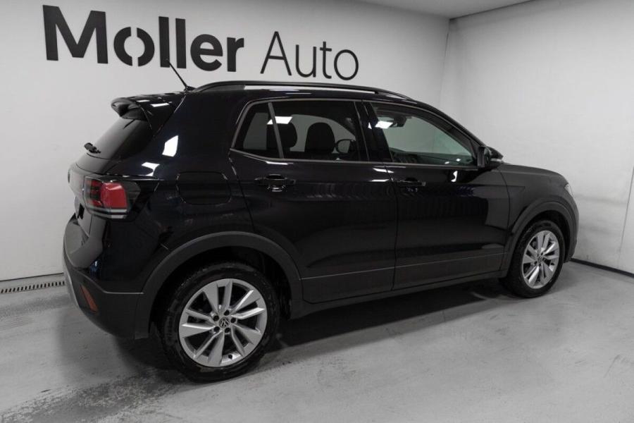 Black Volkswagen T-Cross 2025 in Vilnius, with an engine capacity of 1.00 L and mileage of 27 thousand km for 21950 €, photo 5 on AUTOMOTO.COM.LV