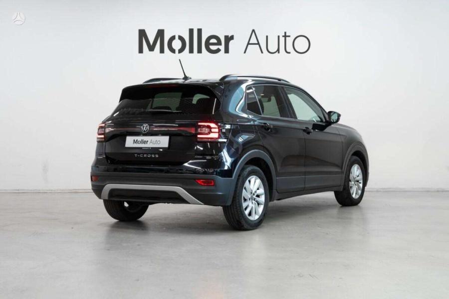 Black Volkswagen T-Cross 2022 in Vilnius, with an engine capacity of 1.00 L and mileage of 49 thousand km for 18250 €, photo 4 on AUTOMOTO.COM.LV