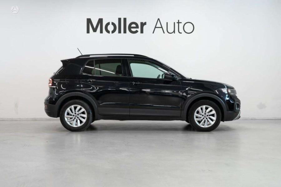 Black Volkswagen T-Cross 2022 in Vilnius, with an engine capacity of 1.00 L and mileage of 49 thousand km for 18250 €, photo 5 on AUTOMOTO.COM.LV