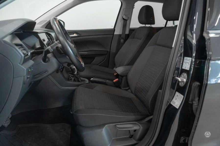 Black Volkswagen T-Cross 2022 in Vilnius, with an engine capacity of 1.00 L and mileage of 49 thousand km for 17950 €, photo 8 on AUTOMOTO.COM.LV