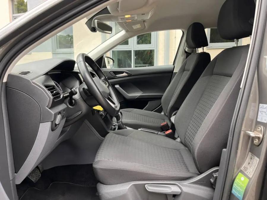 Grey Volkswagen T-Cross 2020 in Jelgava, with an engine capacity of 1.00 L and mileage of 129 thousand km for 13590 €, photo 10 on AUTOMOTO.COM.LV