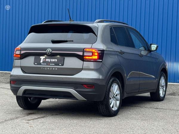 Pelēks Volkswagen T-Cross 2021 Kauņa, ar dzinēja tilpumu 1.00 L un nobraukumu 99 tūkst. km par 15900 €, foto 2 vietnē AUTOMOTO.COM.LV