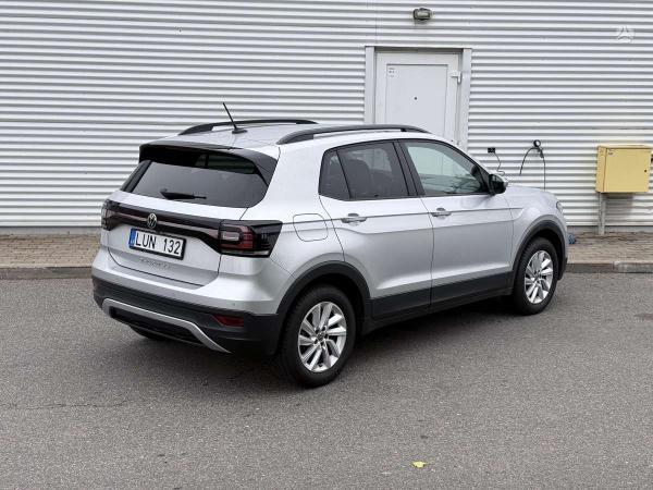 Volkswagen T-Cross 2021 in Vilnius on AUTOMOTO.COM.LV Grey Volkswagen T-Cross 2021 in Vilnius, with an engine capacity of 1.00 L and mileage of 86 thousand km for 14740 €, photo 5 on AUTOMOTO.COM.LV