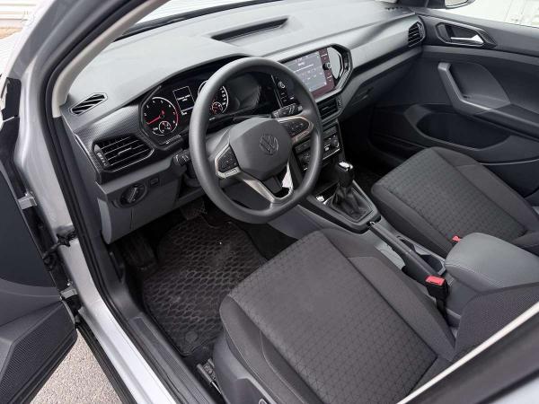 Volkswagen T-Cross 2021 in Vilnius on AUTOMOTO.COM.LV Grey Volkswagen T-Cross 2021 in Vilnius, with an engine capacity of 1.00 L and mileage of 86 thousand km for 14740 €, photo 9 on AUTOMOTO.COM.LV