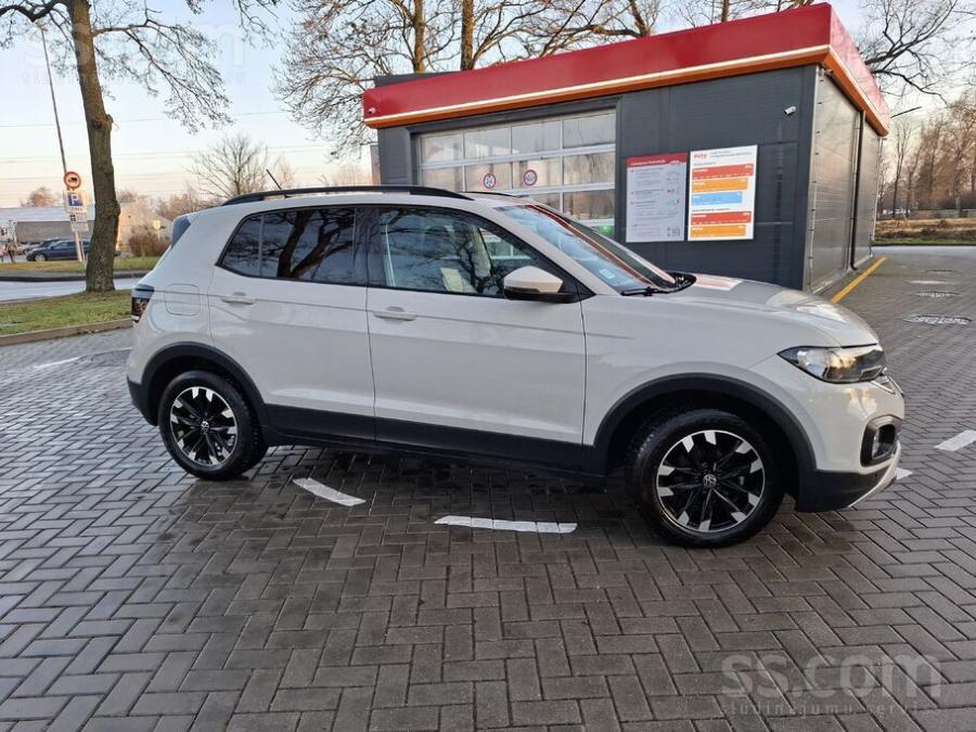 Pelēks Volkswagen T-Cross 2022 Rīga, ar dzinēja tilpumu 1.50 L un nobraukumu 16 tūkst. km par 21000 €, foto 2 vietnē AUTOMOTO.COM.LV