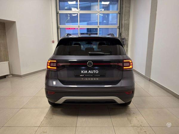 Grey Volkswagen T-Cross 2022 in Vilnius, with an engine capacity of 1.00 L and mileage of 80 thousand km for 17600 €, photo 4 on AUTOMOTO.COM.LV