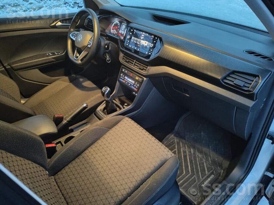 Grey Volkswagen T-Cross 2022 in Valmiera, with an engine capacity of 1.00 L and mileage of 47 thousand km for 16500 €, photo 10 on AUTOMOTO.COM.LV