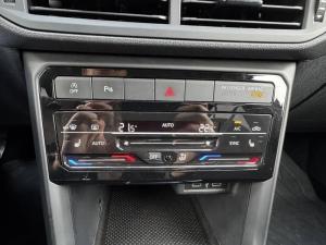 Pelēks Volkswagen T-Cross 2022 Rīga, ar dzinēja tilpumu 1.00 L un nobraukumu 210 tūkst. km par 10900 €, foto 18 vietnē AUTOMOTO.COM.LV