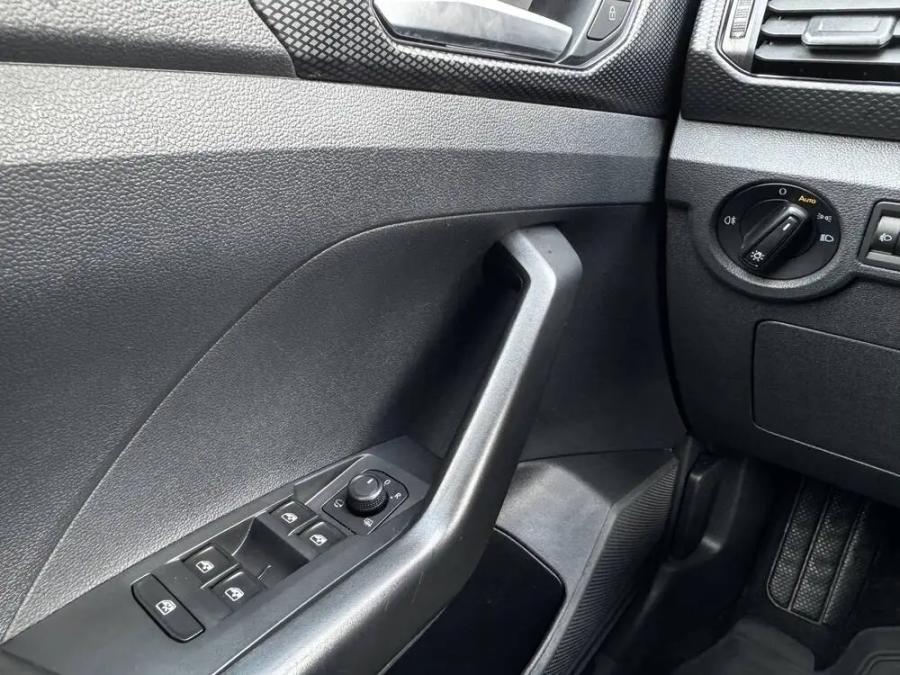 Pelēks Volkswagen T-Cross 2022 Rīga, ar dzinēja tilpumu 1.00 L un nobraukumu 210 tūkst. km par 10900 €, foto 23 vietnē AUTOMOTO.COM.LV