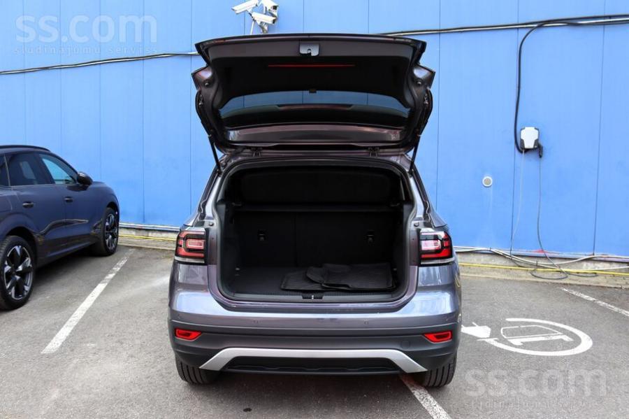 Pelēks Volkswagen T-Cross 2022 Rīga, ar dzinēja tilpumu 1.00 L un nobraukumu 75 tūkst. km par 16490 €, foto 28 vietnē AUTOMOTO.COM.LV