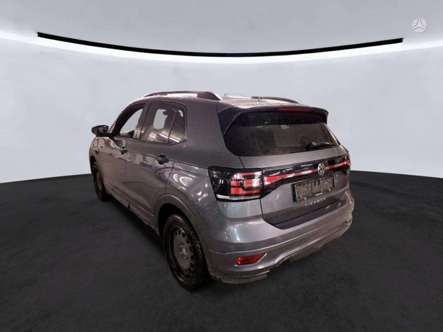 Grey Volkswagen T-Cross 2022 in Vilnius, with an engine capacity of 1.50 L and mileage of 135 thousand km for 18820 €, photo 3 on AUTOMOTO.COM.LV