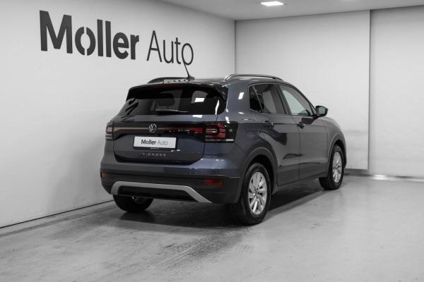 Pelēks Volkswagen T-Cross 2022 Viļņa, ar dzinēja tilpumu 1.00 L un nobraukumu 55 tūkst. km par 16500 €, foto 4 vietnē AUTOMOTO.COM.LV
