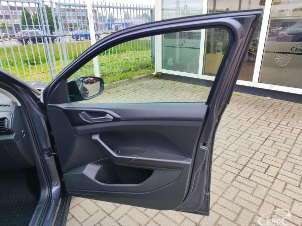 Pelēks Volkswagen T-Cross 2023 Klaipėda, ar dzinēja tilpumu 1.00 L un nobraukumu 81 tūkst. km par 15500 €, foto 7 vietnē AUTOMOTO.COM.LV