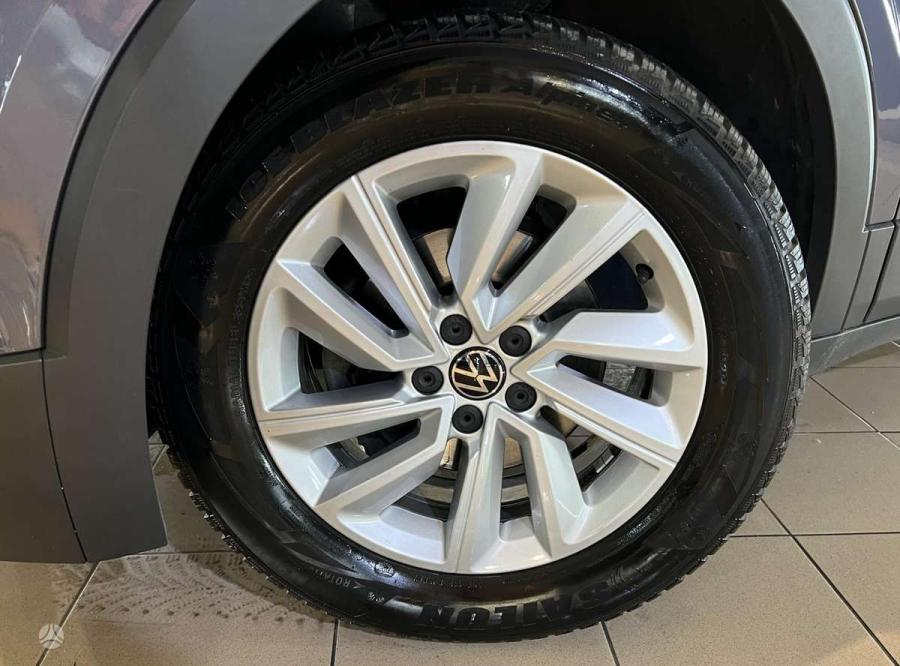 Pelēks Volkswagen T-Cross 2023 Viļņa, ar dzinēja tilpumu 1.00 L un nobraukumu 60 tūkst. km par 16500 €, foto 4 vietnē AUTOMOTO.COM.LV