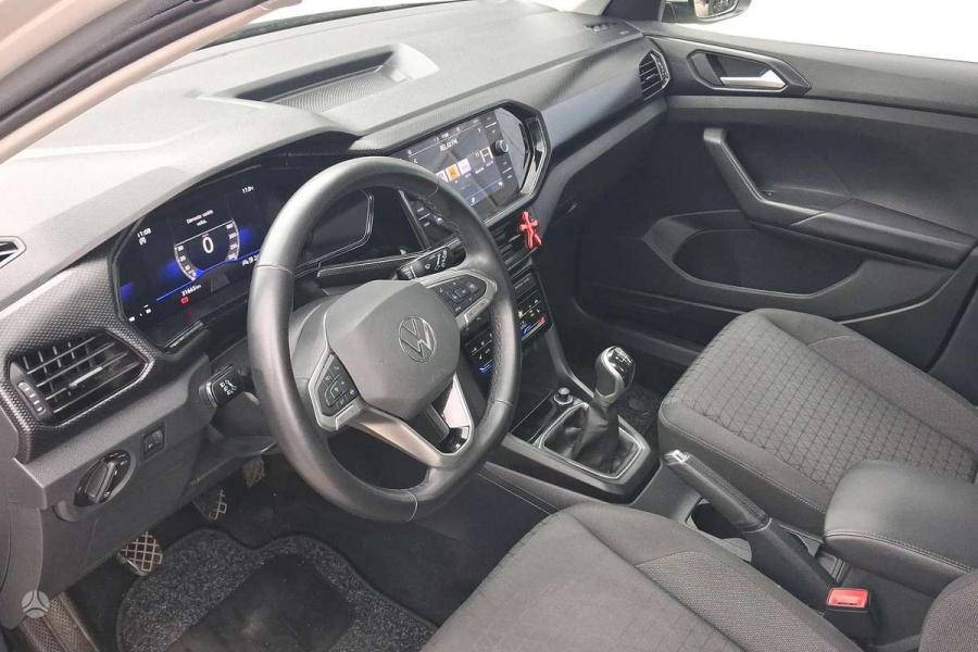 Pelēks Volkswagen T-Cross 2024 Klaipėda, ar dzinēja tilpumu 1.00 L un nobraukumu 32 tūkst. km par 16000 €, foto 9 vietnē AUTOMOTO.COM.LV