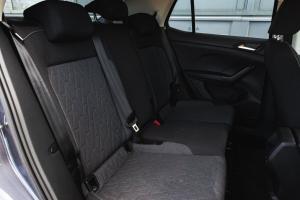 Pelēks Volkswagen T-Cross 2025 Ventspils, ar dzinēja tilpumu 1.00 L un nobraukumu 31 tūkst. km par 27400 €, foto 30 vietnē AUTOMOTO.COM.LV