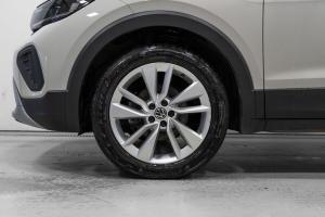 Pelēks Volkswagen T-Cross 2025 Viļņa, ar dzinēja tilpumu 1.00 L un nobraukumu 24 tūkst. km par 21950 €, foto 6 vietnē AUTOMOTO.COM.LV