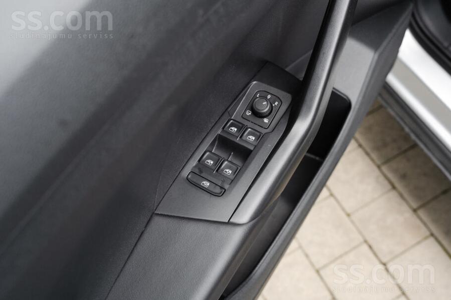 Pelēks Volkswagen T-Cross 2025 Rīga, ar dzinēja tilpumu 1.00 L un nobraukumu 45 tūkst. km par 22900 €, foto 8 vietnē AUTOMOTO.COM.LV