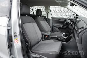 Pelēks Volkswagen T-Cross 2025 Rīga, ar dzinēja tilpumu 1.00 L un nobraukumu 45 tūkst. km par 22900 €, foto 24 vietnē AUTOMOTO.COM.LV