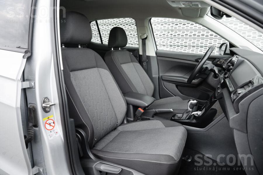 Pelēks Volkswagen T-Cross 2025 Rīga, ar dzinēja tilpumu 1.00 L un nobraukumu 45 tūkst. km par 22900 €, foto 24 vietnē AUTOMOTO.COM.LV