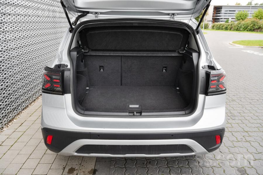 Pelēks Volkswagen T-Cross 2025 Rīga, ar dzinēja tilpumu 1.00 L un nobraukumu 45 tūkst. km par 22900 €, foto 27 vietnē AUTOMOTO.COM.LV