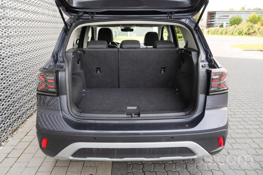 Pelēks Volkswagen T-Cross 2025 Rīga, ar dzinēja tilpumu 1.00 L un nobraukumu 46 tūkst. km par 22900 €, foto 25 vietnē AUTOMOTO.COM.LV