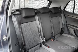 Pelēks Volkswagen T-Cross 2025 Rīga, ar dzinēja tilpumu 1.00 L un nobraukumu 43 tūkst. km par 22900 €, foto 26 vietnē AUTOMOTO.COM.LV