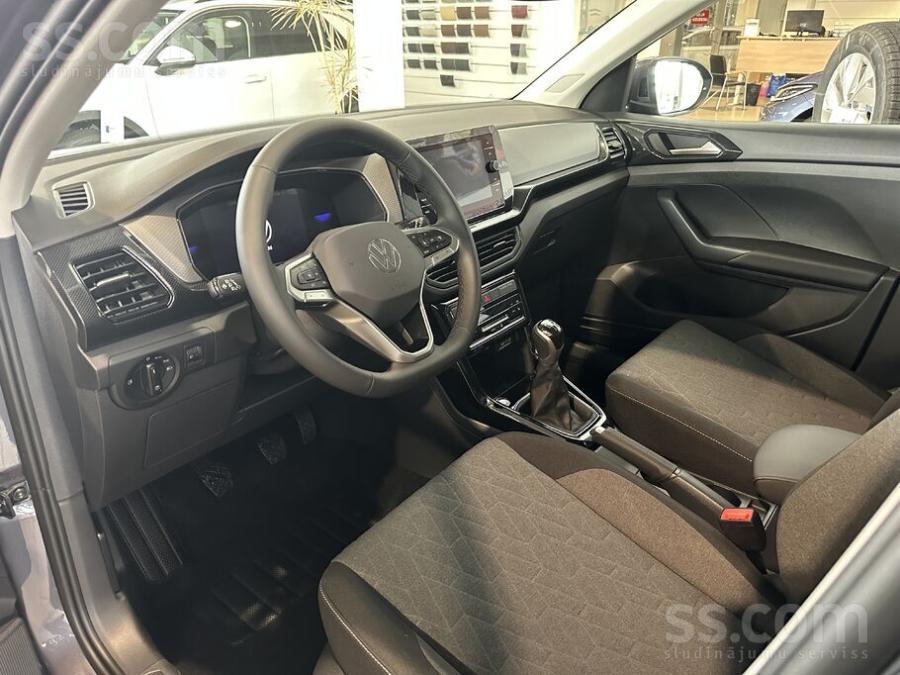 Pelēks Volkswagen T-Cross 2026 Valmiera, ar dzinēja tilpumu 1.00 L un nobraukumu 0 tūkst. km par 23020 €, foto 8 vietnē AUTOMOTO.COM.LV
