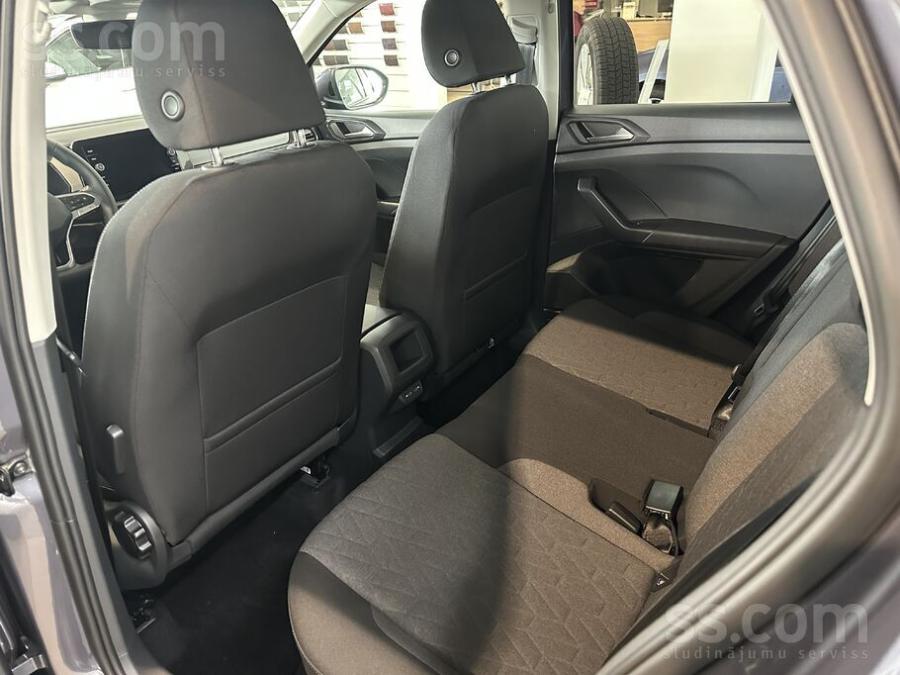 Pelēks Volkswagen T-Cross 2026 Valmiera, ar dzinēja tilpumu 1.00 L un nobraukumu 0 tūkst. km par 23020 €, foto 10 vietnē AUTOMOTO.COM.LV