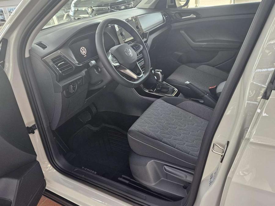 Pelēks Volkswagen T-Cross 2026 Viļņa, ar dzinēja tilpumu 1.00 L un nobraukumu 0 tūkst. km par 24700 €, foto 6 vietnē AUTOMOTO.COM.LV