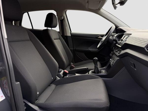 Pelēks Volkswagen T-Cross 2020 Pērnava, ar dzinēja tilpumu 1.00 L un nobraukumu 57 tūkst. km par 14900 €, foto 6 vietnē AUTOMOTO.COM.LV