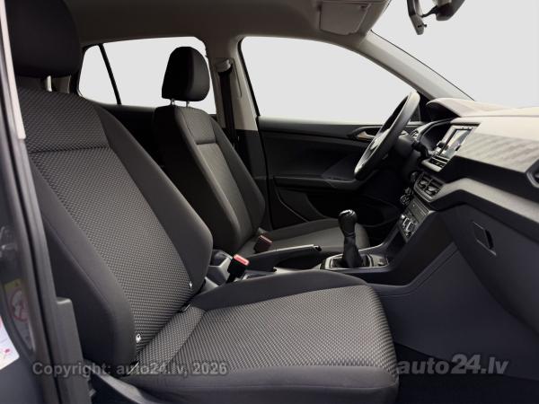 Volkswagen T-Cross 2020 in Parnu on AUTOMOTO.COM.LV Grey Volkswagen T-Cross 2020 in Parnu, with an engine capacity of 1.00 L and mileage of 57 thousand km for 14900 €, photo 6 on AUTOMOTO.COM.LV