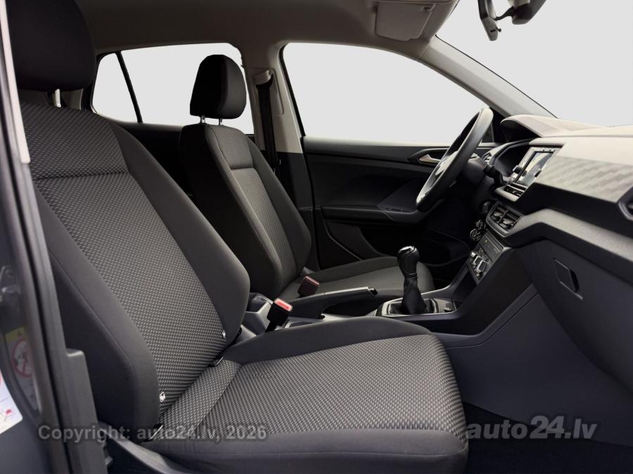 Grey Volkswagen T-Cross 2020 in Parnu, with an engine capacity of 1.00 L and mileage of 57 thousand km for 14900 €, photo 6 on AUTOMOTO.COM.LV