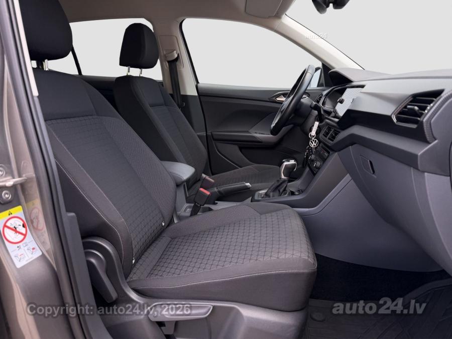 Pelēks Volkswagen T-Cross 2021 Pērnava, ar dzinēja tilpumu 1.00 L un nobraukumu 75 tūkst. km par 17900 €, foto 6 vietnē AUTOMOTO.COM.LV