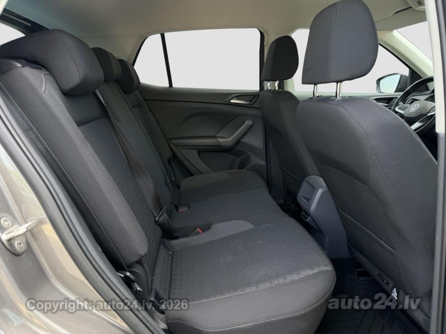 Pelēks Volkswagen T-Cross 2021 Pērnava, ar dzinēja tilpumu 1.00 L un nobraukumu 75 tūkst. km par 17900 €, foto 8 vietnē AUTOMOTO.COM.LV