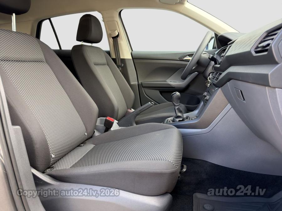 Pelēks Volkswagen T-Cross 2021 Pērnava, ar dzinēja tilpumu 1.00 L un nobraukumu 71 tūkst. km par 15900 €, foto 8 vietnē AUTOMOTO.COM.LV