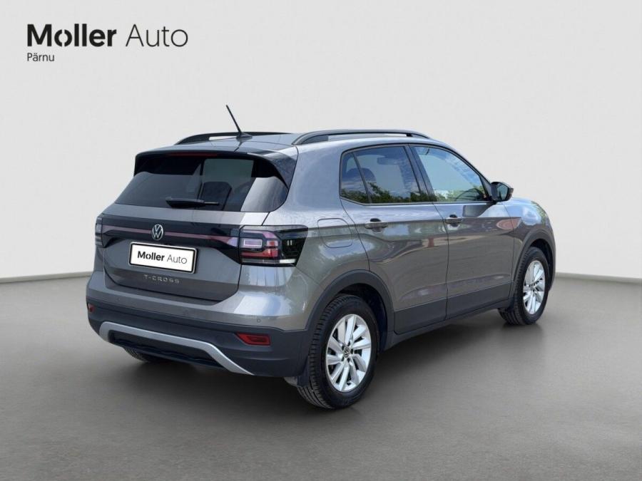 Pelēks Volkswagen T-Cross 2021 Pērnava, ar dzinēja tilpumu 1.00 L un nobraukumu 75 tūkst. km par 17600 €, foto 3 vietnē AUTOMOTO.COM.LV