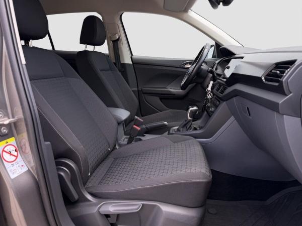 Pelēks Volkswagen T-Cross 2021 Pērnava, ar dzinēja tilpumu 1.00 L un nobraukumu 75 tūkst. km par 17600 €, foto 5 vietnē AUTOMOTO.COM.LV