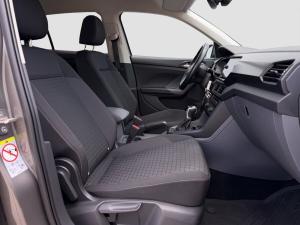 Pelēks Volkswagen T-Cross 2021 Pērnava, ar dzinēja tilpumu 1.00 L un nobraukumu 75 tūkst. km par 17600 €, foto 6 vietnē AUTOMOTO.COM.LV