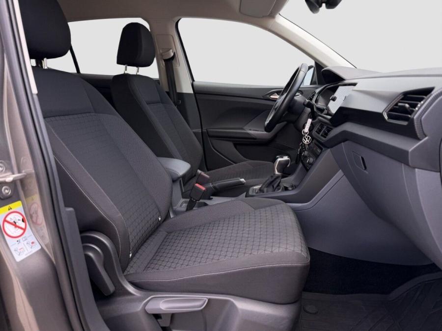 Pelēks Volkswagen T-Cross 2021 Pērnava, ar dzinēja tilpumu 1.00 L un nobraukumu 75 tūkst. km par 17600 €, foto 6 vietnē AUTOMOTO.COM.LV