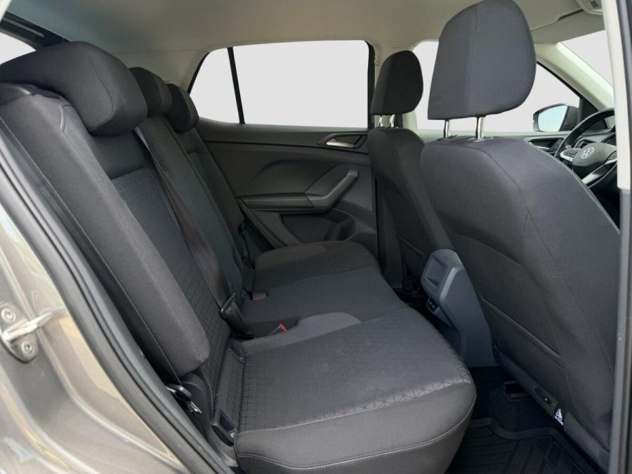 Pelēks Volkswagen T-Cross 2021 Pērnava, ar dzinēja tilpumu 1.00 L un nobraukumu 75 tūkst. km par 17600 €, foto 8 vietnē AUTOMOTO.COM.LV