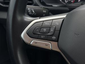 Pelēks Volkswagen T-Cross 2021 Pērnava, ar dzinēja tilpumu 1.00 L un nobraukumu 75 tūkst. km par 17600 €, foto 15 vietnē AUTOMOTO.COM.LV