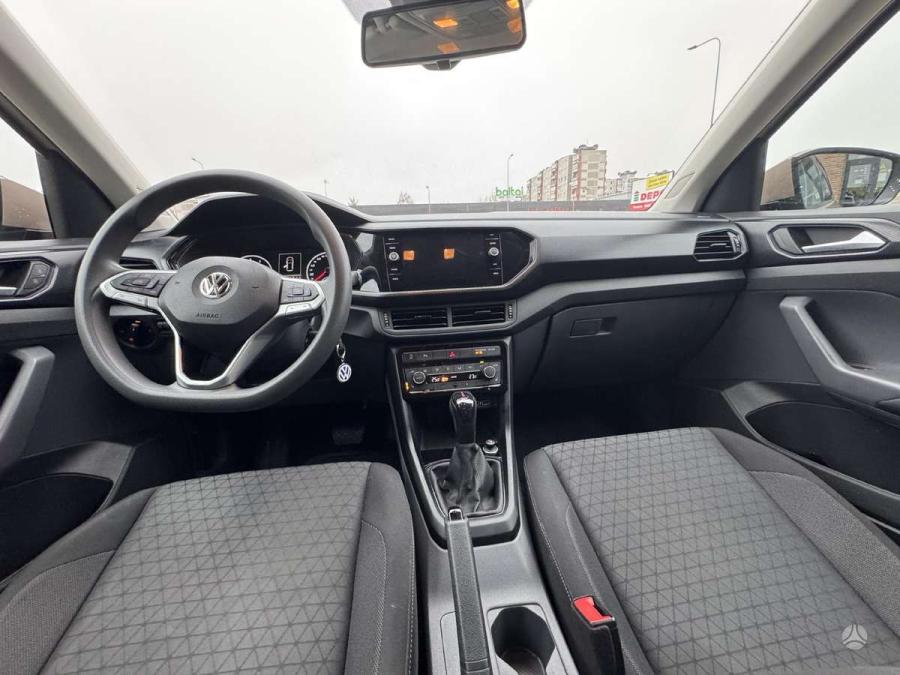 Orange Volkswagen T-Cross 2019 in Kaunas, with an engine capacity of 1.00 L and mileage of 50 thousand km for 15999 €, photo 10 on AUTOMOTO.COM.LV
